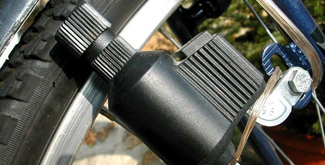 Dynamo latérale. Dynamo pour contact avec pneu. - Cyclable